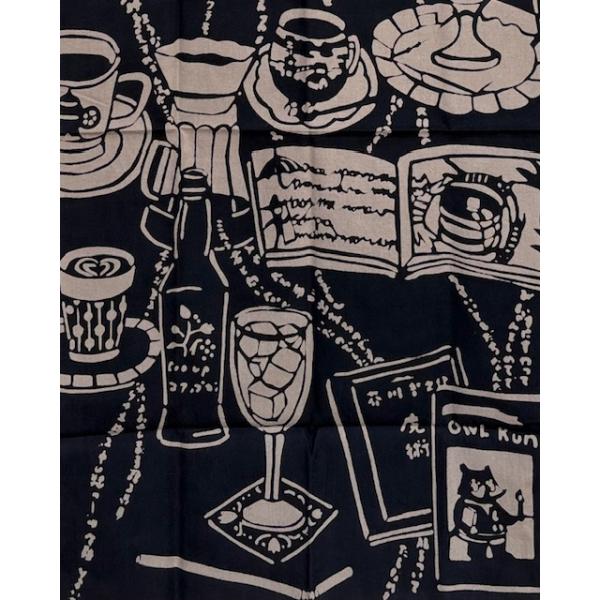 手ぬぐい「ブックカフェ/ベージュ」(design　by　工房カモ)読書のおともに美味しいコーヒー、プリン、それともナポリタンお茶のおともに新刊雑誌、冒険小説、文学、それともミステリーデザインの鴨川志野さん。ユーモアあふれる手ぬぐいです。【伝...