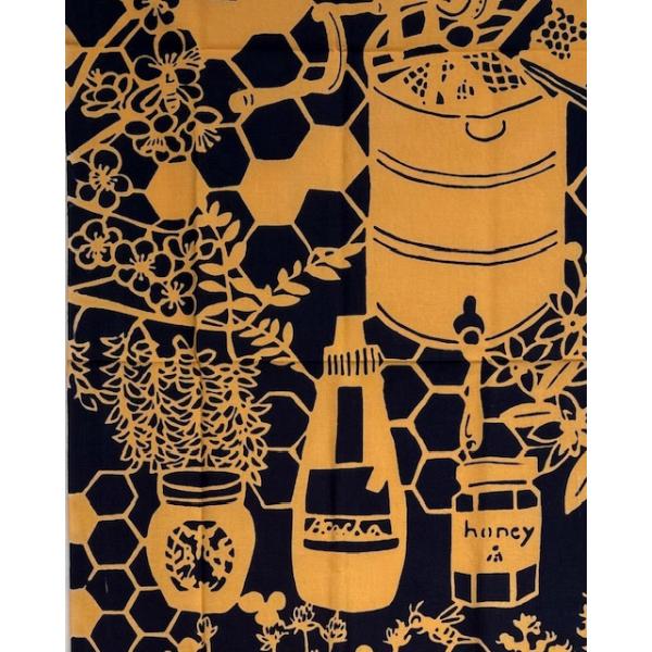 手ぬぐい「ハニーハニー/黒」(鴨川志野/工房カモdesign)(たべもの・吉祥・粋)アカシア・レンゲ・クローバーにコーヒーミツバチが集めた花の蜜はちみつのビンもつつめるハニーハニー【伝統工芸】注染サイズ 約長さ90cm×幅36cm布の伸縮に...