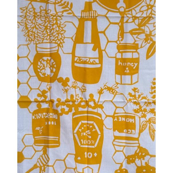 手ぬぐい「ハニーハニー/白」(鴨川志野/工房カモdesign)(たべもの・吉祥・粋)アカシア・レンゲ・クローバーにコーヒーミツバチが集めた花の蜜はちみつのビンもつつめるハニーハニー【伝統工芸】注染サイズ 約長さ90cm×幅36cm布の伸縮に...
