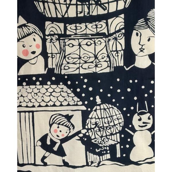 手ぬぐい「ピーちゃん、鳥かごを出る」緑グリーン(工房カモdesign)雪が降り始めました。みどりちゃんは雪が大好き。きっとピーちゃんも好きなはず。ピーちゃんを鳥かごから出してあげました。ピーちゃんは低いお空の向こうへ飛んでいってしまいました...