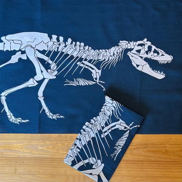 【限定復刻版】手拭タルボサウルス骨格標本之図【深縹（こきはなだ）】（オリジナル・恐竜）岡山理科大学の恐竜学博物館の監修を受けて制作した緻密な図の手ぬぐい。飾ってもよし、使っても良し、勉強も良し！なデザインです。発掘にも！※『タルボサウルス』...
