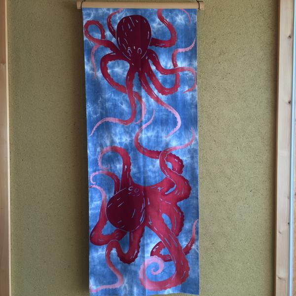 手ぬぐい「蛸（たこ）」リアルなデザインと雲井染。蛸は章魚(たこ)とも書きます。海中では褐色や灰色ですが、茹で上がったときの赤の印象が強いですね。※画像は商品実物とは少し色合いが異なって見えます。梨園染【伝統工芸】注染サイズ 約長さ98cm×...