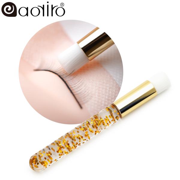 【内容量】 1本 【サイズ】 全長：約95mm　持ち手直径：約10mm　毛長さ：約11mm 【商品説明】アイシャンプーブラシは、まつげエクスをする前に汚れや皮脂をしっかり取り除くアイシャンプー用に開発されたアイテムです。柔らかい毛質がまつ毛...