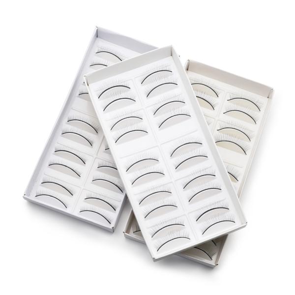 【内容量】 10ぺア【特徴】 ・まつげエクステのトレーニング専用まつげです。・まつげの背面に粘着ノリが塗ってあります。・平の物に貼ってすぐに練習ができます。・長さや本数のタイプ別で、自分に合った練習ができます。【発送についてのご案内】・本品...