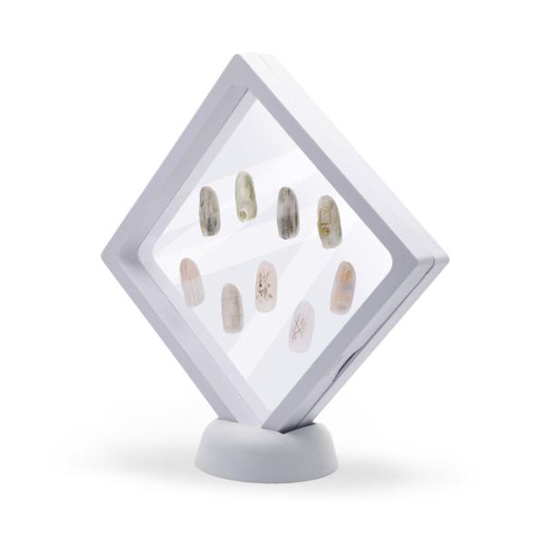 【内容量】フレーム、台座【特徴】・何度でも繰り返し使用可能。・サンプルを変えたい時は、チップを入れ替えるだけ。・透明感が高く、凸凹したアートの展示も可能。・大きいパーツやアクセサリーの展示にも使えます。【ご使用方法】1.ＰＵＳＨと書いてある...