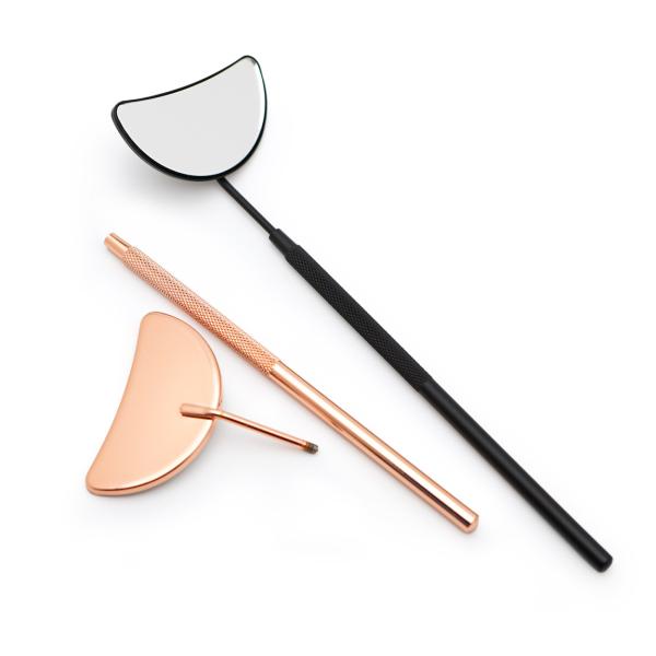 【内容量】 1本【特徴】 ・目の周りの曲線によくフィットする形です。・まつげエクステやまつげパーマの際に使うとまつげ一本一本の確認ができるのでとても便利です。・鏡部分と持ち手部分が分離しているので収納しやすいです。【ご注意】・本体や鏡の縁に...