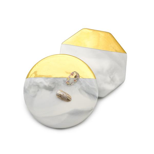 【内容量】1個【特徴】・ネイルチップのディスプレイとして、ネイルカラーのパレットとしてインテリアのコースターとして、アクセサリーの収納台として使えます。・つるつる表面にはマーブル柄にゴールドメッキが装飾、・それに、ざらざら裏面にまでマーブル...