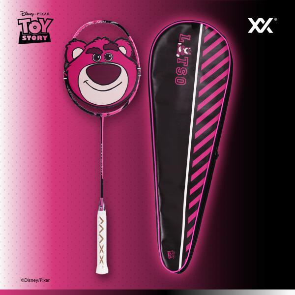 【MAXX × トイ・ストーリー ロッツォ バドミントンラケット | 限定デザイン】人気キャラクター「ロッツォ」がデザインされた、ブラック×ピンクの配色が可愛いバドミントンラケットです。ロッツォの表情や星柄、ビビッドなピンクカラーがアクセン...