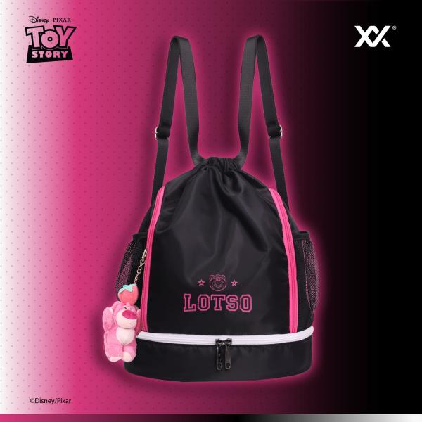 【MAXX × トイ・ストーリー ロッツォ 巾着リュック | 限定デザイン】人気キャラクター「ロッツォ」がデザインされた、ブラック×ピンクの配色が可愛い巾着リュックです。バッグにはロッツォのかわいいぬいぐるみチャームも付属し、持っているだけ...