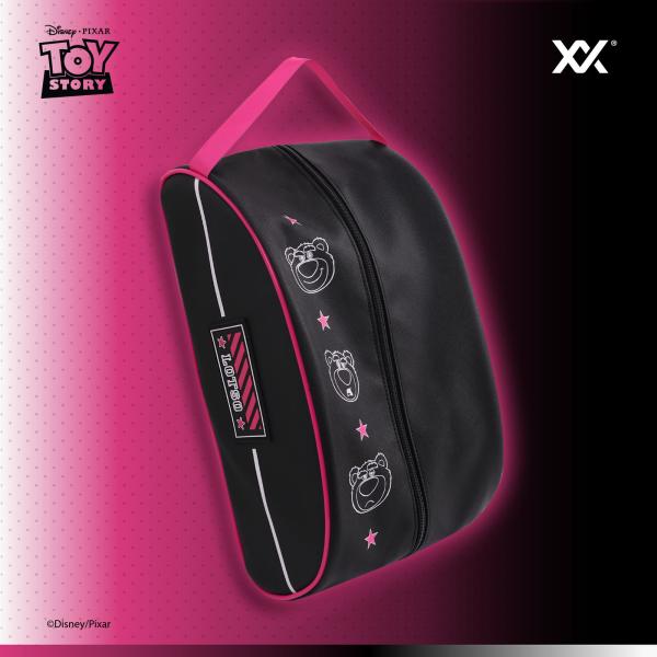 【MAXX × トイ・ストーリー ロッツォ シューズバッグ | 限定デザイン】人気キャラクター「ロッツォ」がデザインされた、ブラック×ピンクの配色が可愛いシューズバッグです。ロッツォの表情や星柄、ビビッドなピンクラインがアクセントになった、...