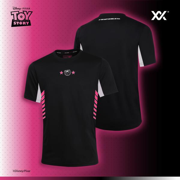【MAXX×トイ・ストーリー ロッツォ 半袖Tシャツ｜ユニセックスモデル】人気キャラクター「ロッツォ」がデザインされた、MAXX×Disney/Pixarトイ・ストーリーコラボの半袖Tシャツです。ブラック×ピンクのスポーティーな配色に、胸元...