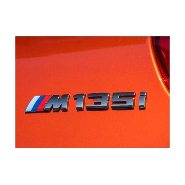 【適合車種】１シリーズ ハッチバック：F20"M135i"後期のトランクに使用している純正エンブレム両面テープ付きなので、色々な場所に貼り付け可能！サイズ:横:約17.3cm 縦：約2.1cm