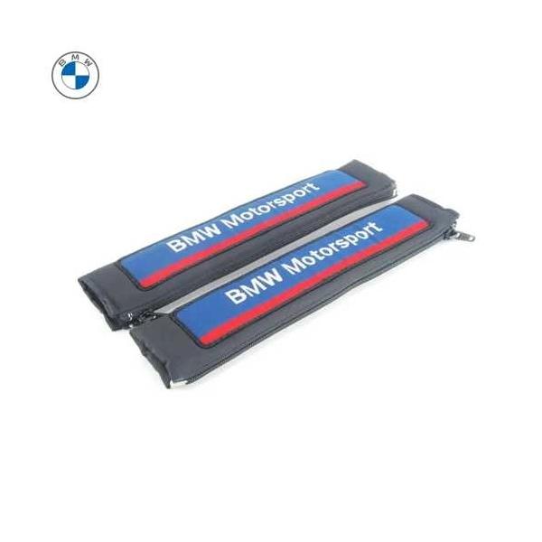 ・BMW Motorsport ロゴ入りシートベルトパッド。（2ヶ入り）・Motorsportが強く感じられるアイテムです。・固定用のテープ入り。サイズ：32.4 x 12 x 2.6 cm重量：82g