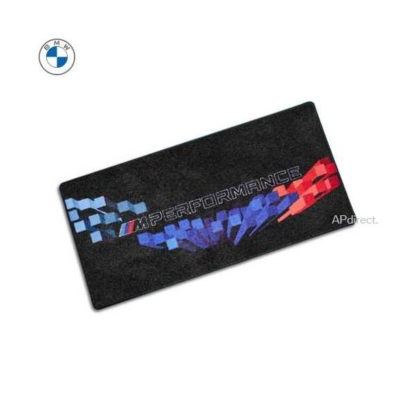 BMW M Performanceのレーストラックマットは、ガレージやワークショップにスポーティな雰囲気を演出します。この高級ベルベット製のマットは、ドライビング愛好家に最適な表面仕上げを施しており、ワークショップやガレージでの使用を想定し...