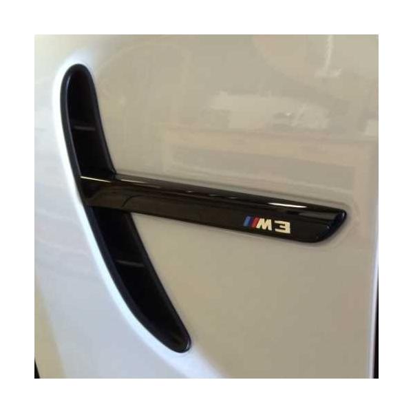 【適合車種】Ｍシリーズ Ｍ３：F80ハイグロスブラックＭ３ロゴ入り右側：51148068588左側：51148068587取り付けサイド（右側・左側）をお選び下さい。関連部品番号：51712356980 / 51712356981
