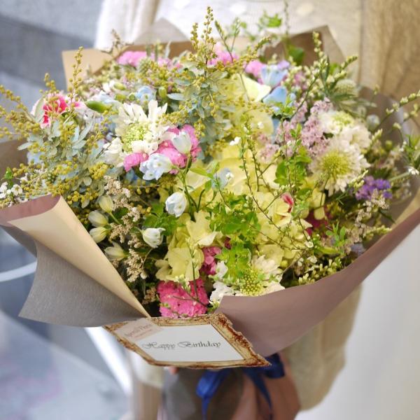 紫陽花とスターチス、ハイブリッドスターチスをメインに使った花束。 とても大きな花束ですので、喜ばれること間違いなし♪幅：約 40cm × 高さ/長さ：約 50cm【配送不可地域,気温について】当店は愛知県名古屋市の花屋です。お花はお野菜と同...