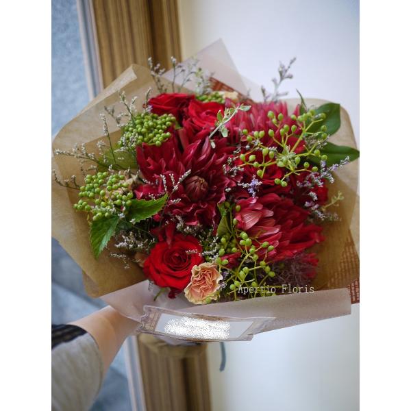 ※写真はサンプルですので、まったく同じお花ではございませんのでご了承ください。赤系のお花を使った生花の花束です。バラを含めた当店チョイスのお花で大人っぽく仕上げます。【配送不可地域,気温について】当店は愛知県名古屋市の花屋です。お花はお野菜...