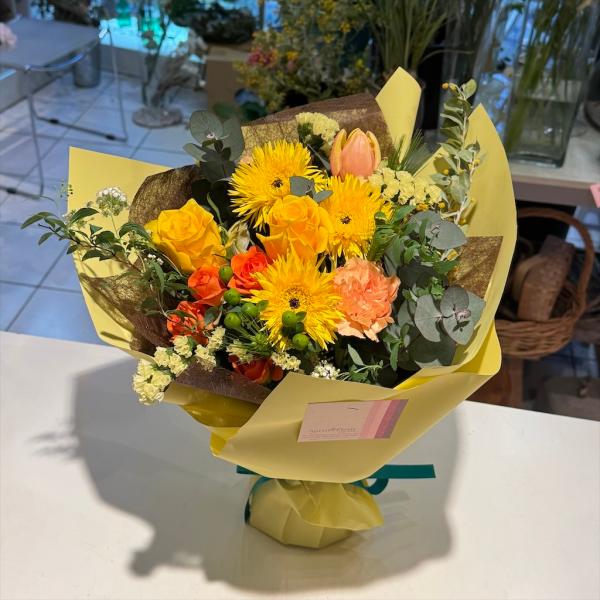 プラスチック製の容器に花束を入れてあるため、そのまま飾れるスタンディングブーケ。容器の中には保水ゼリーを入れていますが、到着後にラッピングを外して、保水ゼリーを捨てて水を入れて飾っていただくと長持ちしやすいです。保水ゼリーは時間と共に個体か...