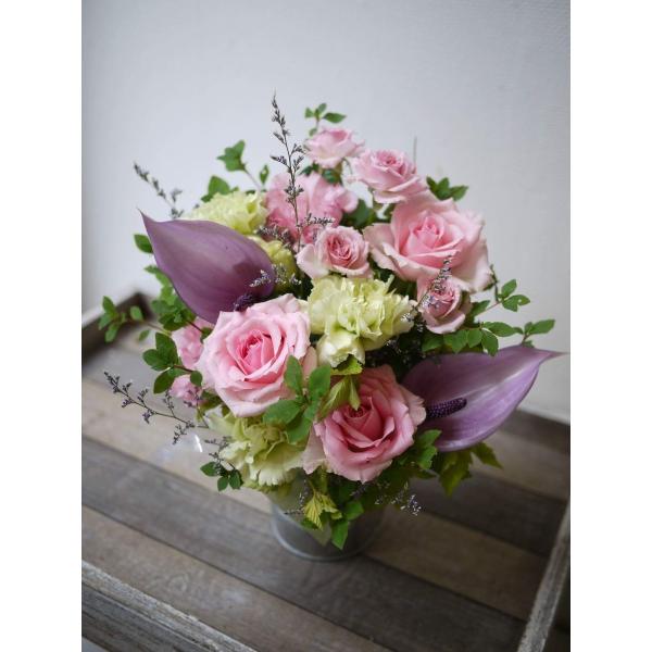 色合い等当店おまかせの生花フラワーアレンジメントです。贈り物にベーシックなサイズです。高さ20cm程。【配送不可地域,気温について】当店は愛知県名古屋市の花屋です。お花はお野菜と同じで生ものため、暑い時期は、お花に元気がなくなってしまう場合...