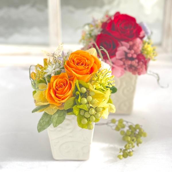 プリザーブドフラワーアレンジです。ちょっとしたスペースにインテリアとしてお花を飾りたい方、何かプレゼントと一緒にお花も贈りたいと思われた方に　最適なサイズのフラワーアレンジメントです。【商品説明】陶器の器に2輪のミニバラを中心にベリー、アジ...