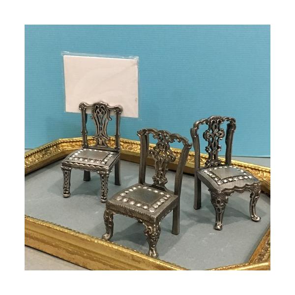 ＊通常1100円のところを値下げいたしました＊背もたれにメモやカードを挟んで置けるラインストーンチェアのカードホルダーです。本体はアンティーク調に塗ってあり、座席にはラインストーンが埋め込まれています。店内装飾、ウエディングの座席札や受付等...