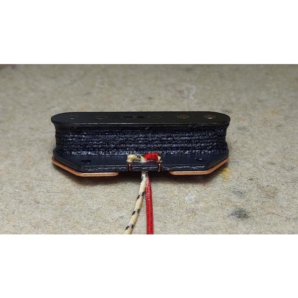 こちらの商品は受注生産となります。発送までに通常1か月程のお時間をいただきますのであらかじめご了承くださいませ。ワイヤーに44 AWG、マグネットにAlnico 5を使用し、ハムバッカー並にファットでパワフルなのに抜群の抜けの良さを実現。テ...