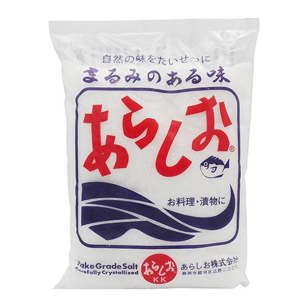 【 商品特徴 】平釜で丹念に仕上げる手塩に掛けた塩づくり。プロの料理人が認める、まろやかで繊細な味わいが特徴です。【 常冷区分 】常温【 メーカー名 】静岡塩業【 規格 】１ｋｇ【 最終加工地 】静岡県【 原材料 】天日海塩