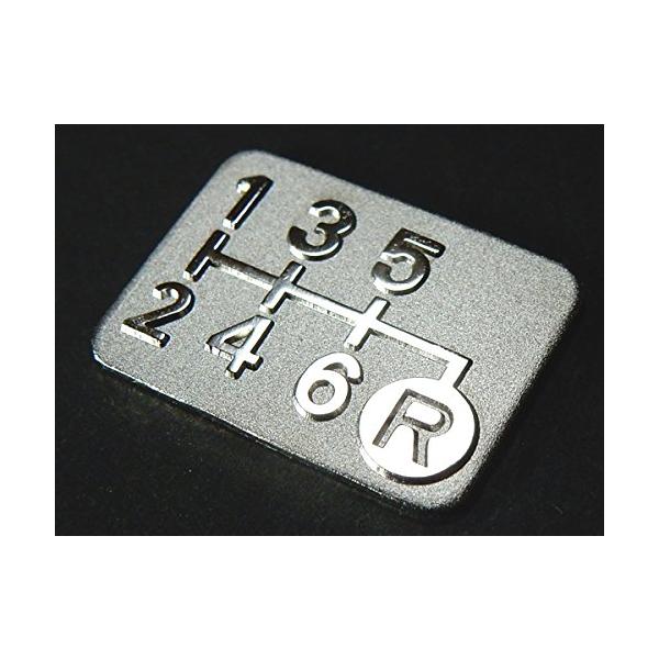 【商品概要】Tuningfan　メッキ シフトパターンプレート　右下R6MT車用　真鍮製　プレス成型　クロームメッキ　サイズ：縦16mm 横22mm3M社製両面テープ付属　Made in Japan【商品説明】プレス成型の立体的な浮き文字と...