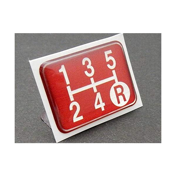 【商品概要】Tuningfan　シフトパターン エンブレム　RED（赤）　5MT 車用ベース地ヘアライン ＋ クリアドーム加工　サイズ：縦16mm 横22mm 厚さ約2mm無黄変ポリウレタン樹脂使用　粘着剤：強粘着　　Made in Jap...