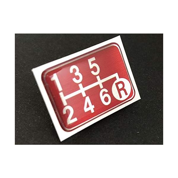 【商品概要】Tuningfan　シフトパターン エンブレム　RED（赤）　右下リバース 6MT 車用ベース地ヘアライン ＋ クリアドーム加工　サイズ：縦16mm 横22mm 厚さ約2mm無黄変ポリウレタン樹脂使用　粘着剤：強粘着　　Made...