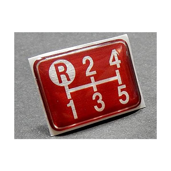 【商品概要】Tuningfan　シフトパターン エンブレム　RED（赤） 5MT車用ベース地ヘアライン ＋ クリアドーム加工　サイズ：縦16mm 横22mm 厚さ約2mm無黄変ポリウレタン樹脂使用　粘着剤：強粘着　　Made in Japa...