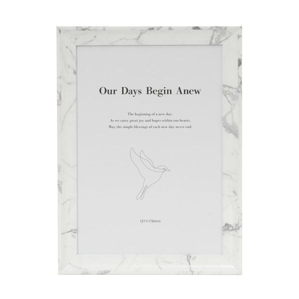 【商品概要】高級感が漂う大理石調のフレーム。どんな写真もお洒落な雰囲気に！シンプルでスタイリッシュなデザイン。お部屋や玄関のアクセントにもなります。フレーム外寸：W148×Ｈ200×Ｄ12mm、フレーム窓寸：W118×H170mm、最大収納...