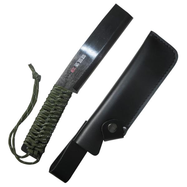 【商品概要】●耐久性の高いフルタング式のアウトドア専用両刃鉈。●美しく重厚な外観の『黒染め加工』●材質：鉈／安来鋼・青紙２号、収納ケース／本革、パラコード／ポリエステル・ナイロン●重量：約315ｇ<br>刃厚：約４．５ｍｍ●全長...