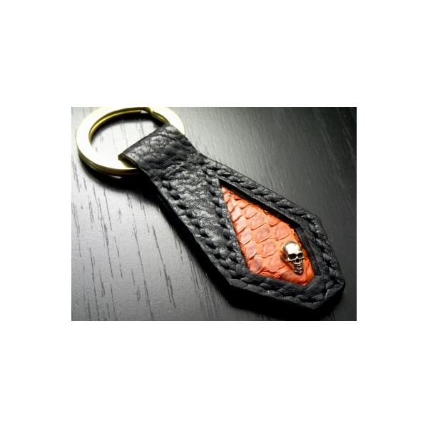 サメ革×ヘビ革×スカルのキーホルダー。お送りするのは商品画像に写っている作品そのものです。革は天然素材のため、革ごとに特徴や表情、模様等が異なります。（特にヘビ革）そのため全く同じものは創れませんので一点物です。【使用した革】サメ革　カリビ...