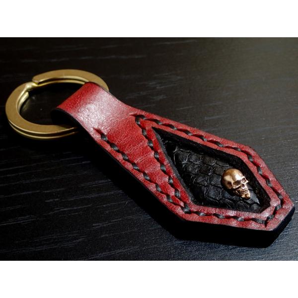 牛革×ヘビ革×スカルのキーホルダー。総手縫い仕上げ。お送りするのは商品画像に写っている作品そのものです。革は天然素材のため、革ごとに特徴や表情、模様等が異なります。（特にヘビ革）そのため全く同じものは創れませんので一点物です。※保管中の変化...