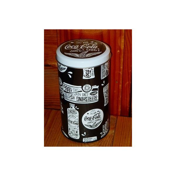 並べて置いておくだけで雰囲気◎お菓子やコーヒー・茶葉などのストック入れに！ペン立てや工具入れに！小物入れに！いろんなシーンでマルチに活躍するティンキャニスターです！！サイズ：H15.2 W8.6 D8.6cm