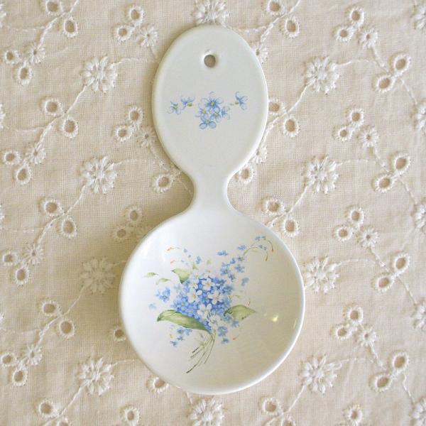 茶葉をスクープする可愛いスプーン。お揃いのティーバッグトレイ(101-0078別売)と合わせてどうぞ。商品番号：101-0079素材：ホーロー（ステンレススチール琺瑯）サイズ：長さ9.5cm電子レンジ使用不可ホーロー製品は、電子レンジ不可で...