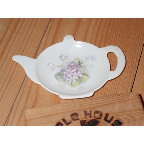 可愛いポット型ティーバッグトレイ。ティーバッグ置きの他に、箸置き、スパイス置き、など色々使えて便利です。素材：ホーロー（ステンレススチール琺瑯）サイズ：幅9.8cm　奥行6.5cm電子レンジ使用不可●イマンの製品につきまして下記の場合は不良...