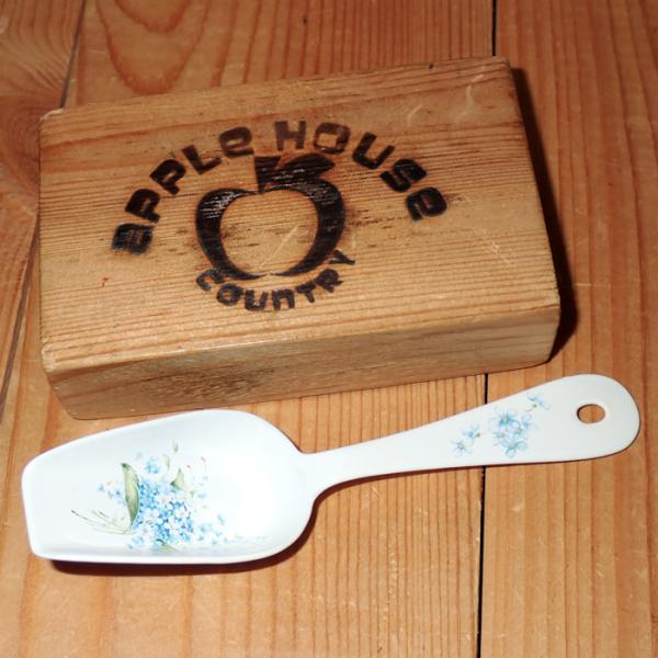 素材：ホーロー（ステンレススチール琺瑯）サイズ：長さ11cm電子レンジ使用不可見た目がかわいい小さなスコップは、ザクザクとコーヒーシュガーをすくったり、瓶詰めのケッパーをよそったり、すくうのが楽しくなります。前菜にお皿代わりのアミューズスプ...