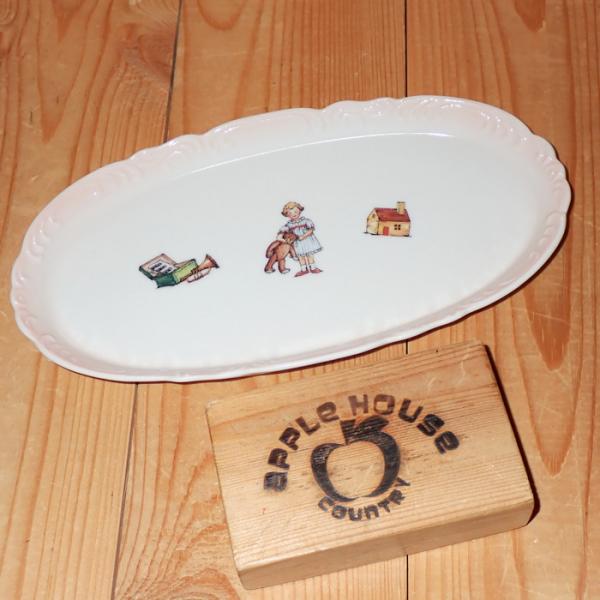 ※底面に生地の練跡や黒点がある場合がありますが、製法上生じるものですので不良品ではございません。ご了承ください。サイズ：W195×D104×H16素材：磁器生産国：日本食洗機可お菓子をのせたりカトラリー類をのせたり、来客時などゲストに小物を...