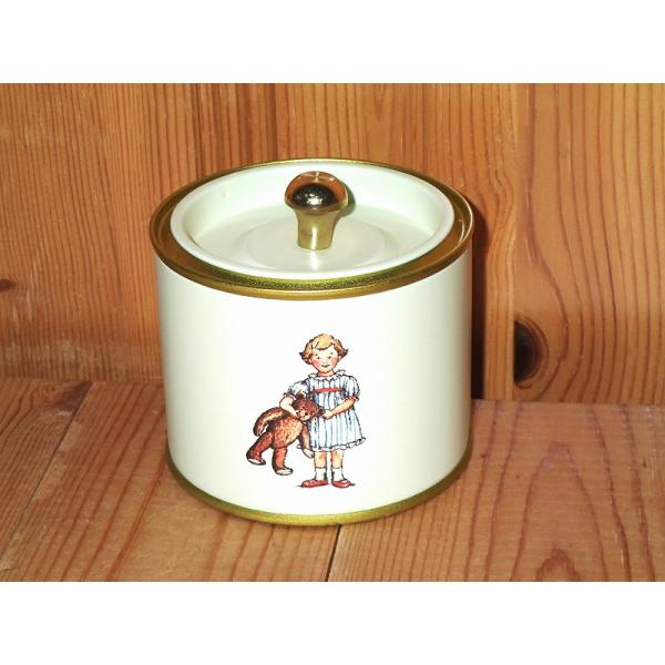 どこかクラシカルで可愛い缶ができました！カチッと気持ちよく開閉できるツマミ付きの缶はとても実用的で便利です。紅茶や緑茶の茶葉はもちろん、小物入れにもおススメです。手触りのよいマット調の表面は金属の冷たさを感じさせず、あたたかな温もりを感じさ...