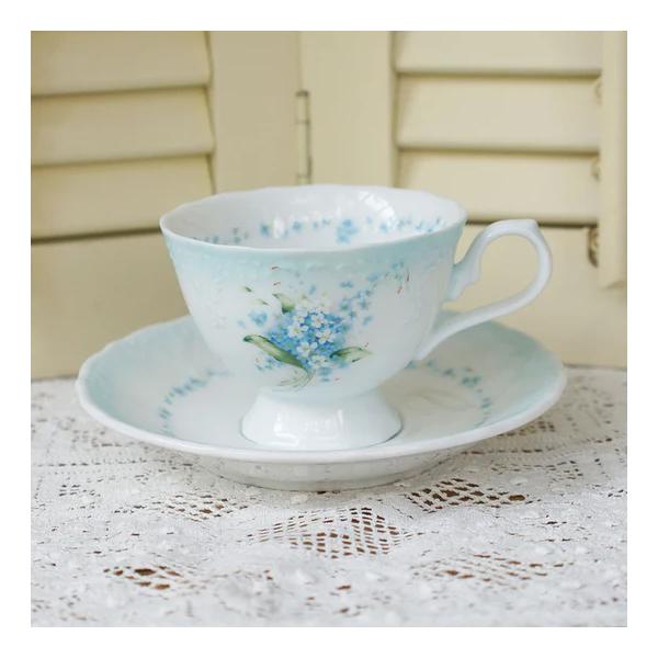 淡いブルーの吹きが優しい、勿忘草のクラリスが幸せなティータイムを演出します。内側には小花が散りばめられ、紅茶を淹れると花が浮かんでいるような錯覚も楽しめます。素材：陶器（磁器）サイズ：カップ→直径9.3cm（最大11.3cm）高さ6.2cm...