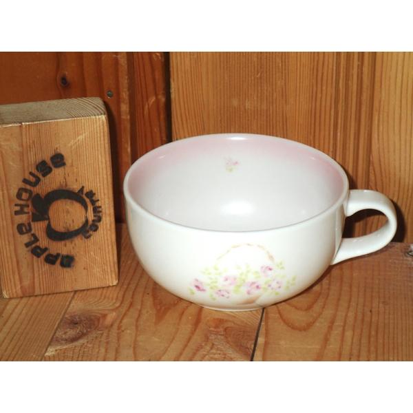 ほんわか丸い形が可愛い、ローズバスケットのスープカップです。中にも小花がチラリ♪裏側にも模様がついています。商品番号：112-0082素材：陶器（磁器）サイズ：幅13cm　奥行10.2cm　高さ5.5cm　容量230mlご注意調理用陶器製品...