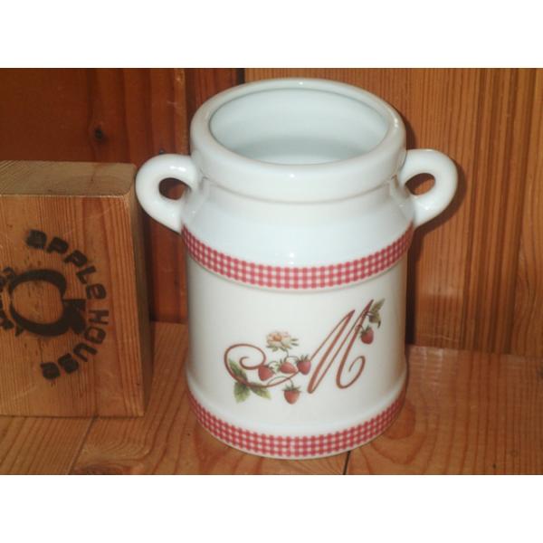 ギンガムチェックがどこか懐かしくかわいさを感じさせてくれる新シリーズです。スプーンなどのカトラリーやペン立て、コスメブラシなどを差してお気に入りの場所に置いてお使いください♪サイズ：φ80×H110(mm)素材：磁器生産国：日本その他：食洗...