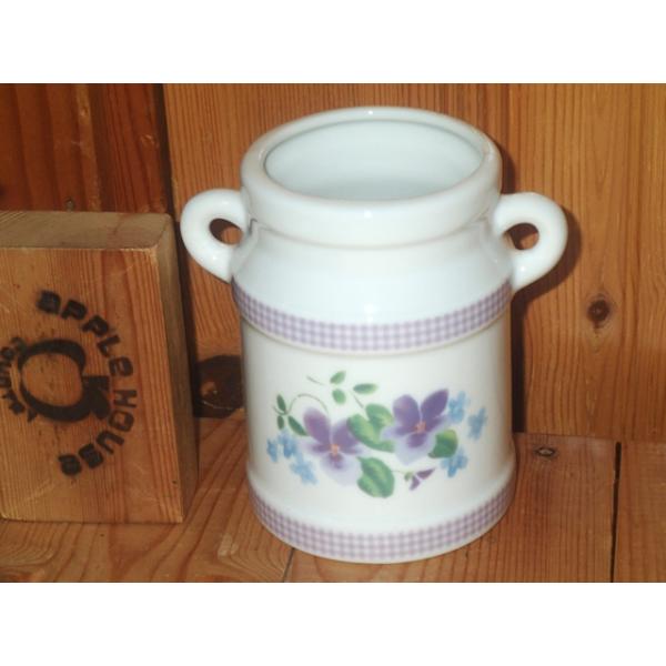 ギンガムチェックがどこか懐かしくかわいさを感じさせてくれる新シリーズです。スプーンなどのカトラリーやペン立て、コスメブラシなどを差してお気に入りの場所に置いてお使いください♪サイズ：φ80×H110(mm)素材：磁器生産国：日本その他：食洗...