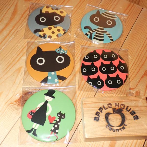 こちらの商品は、片面が絵柄、もう片面が鏡（ミラー）となっており、ミラーにフタやカバー等はございません。サイズ：φ76mm素材：PET、紙、スチール、ガラス日本製※商品画像の色合いなどは、撮影した状況や、お客様がお使いになっているディスプレイ...