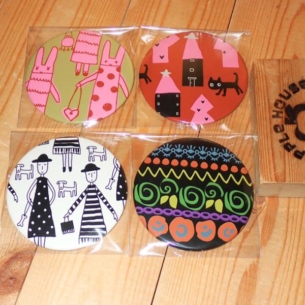 こちらの商品は、片面が絵柄、もう片面が鏡（ミラー）となっており、ミラーにフタやカバー等はございません。サイズ：φ76mm素材：PET、紙、スチール、ガラス日本製※商品画像の色合いなどは、撮影した状況や、お客様がお使いになっているディスプレイ...