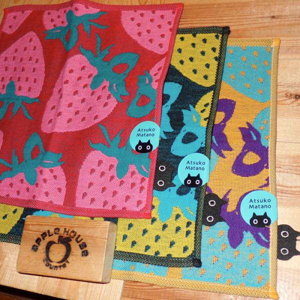 甘すぎない可愛さで人気のいちご柄に新サイズ登場です！いちごをモチーフにした大胆な総柄を、シックで大人可愛いカラーでまとめた「ストロベリージョーク」。持ち歩きやすさばつぐん、ミニサイズの3重ガーゼ吸水性の良さと薄さで人気の3重ガーゼタオルを、...