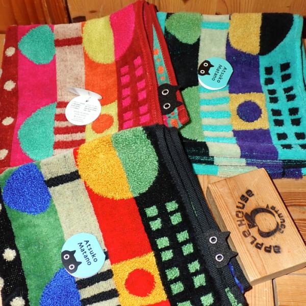 型番：6567サイズ：約34×35cm素材：綿100%日本製（今治）※商品画像の色合いなどは、撮影した状況や、お客様がお使いになっているディスプレイ等の環境により、実物と異なる場合があります※撮影用の小物等は付属しません。繊細な色使いで、贅...