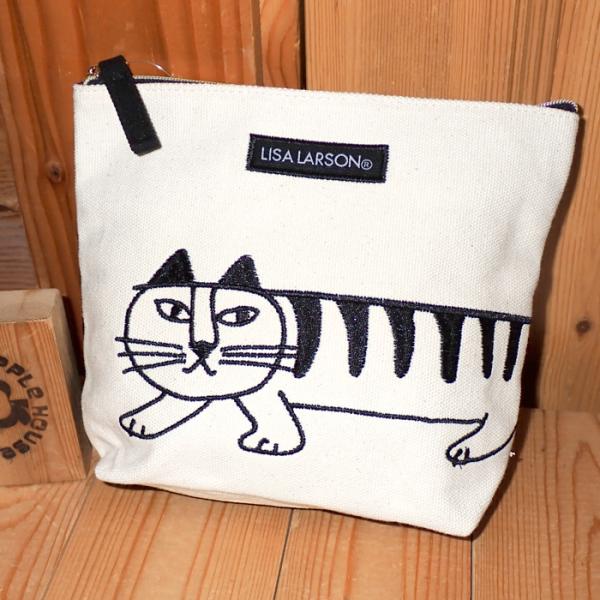 サイズ：約H17×W21.5×D6cm素材：本体→綿100%、刺繍部分→ポリエステル100%生産地：中国仕様：オーガニック帆布・刺繍・織りネーム・YKK使用※商品画像の色合いなどは、撮影した状況や、お客様がお使いになっているディスプレイ等の...